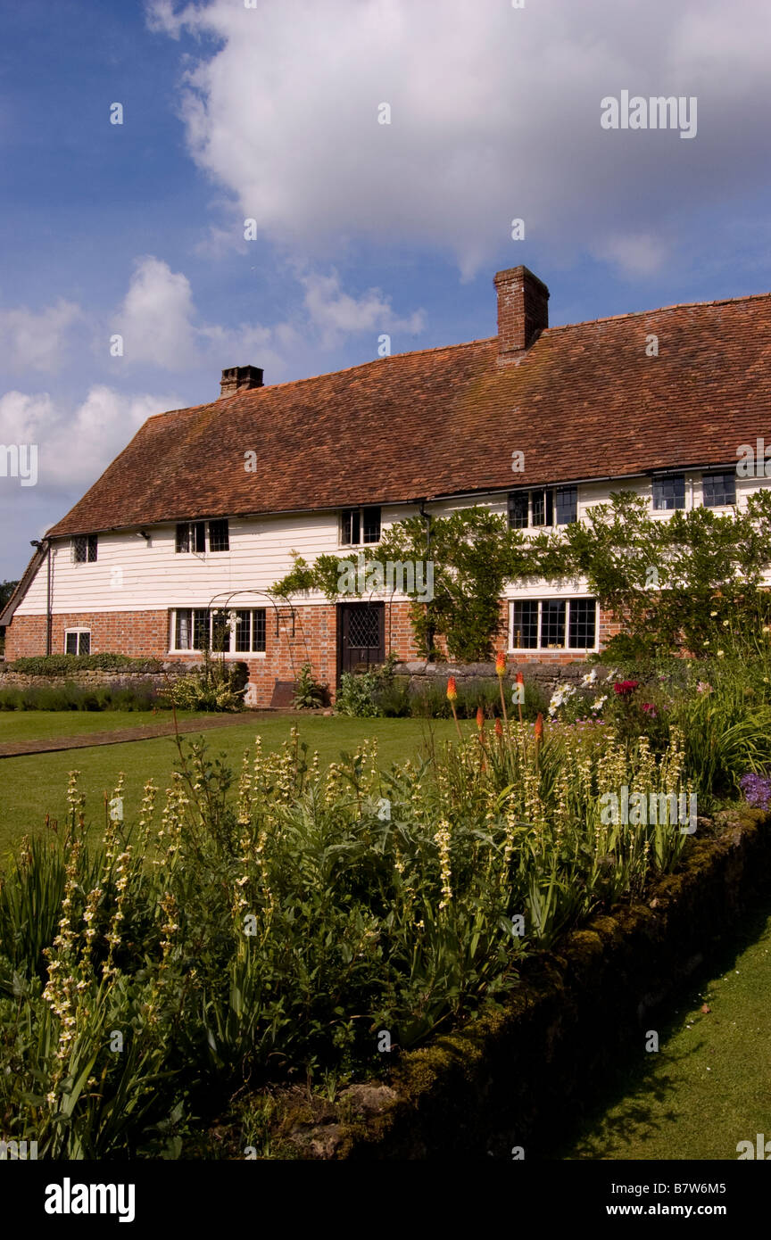 english farmhouse and garden Stock Photo - Alamy
