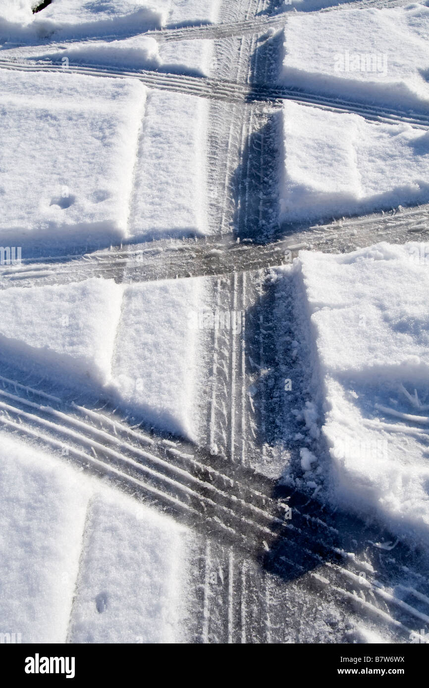 Tyre tracks in the snow Stock Photo - Alamy
