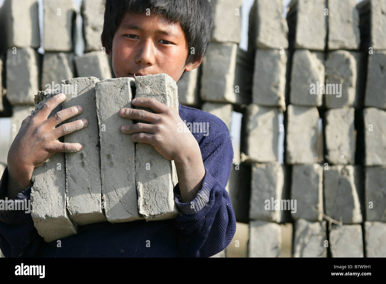 Bose carrying bricks Jahukhel brick factory Stock Photo - Alamy