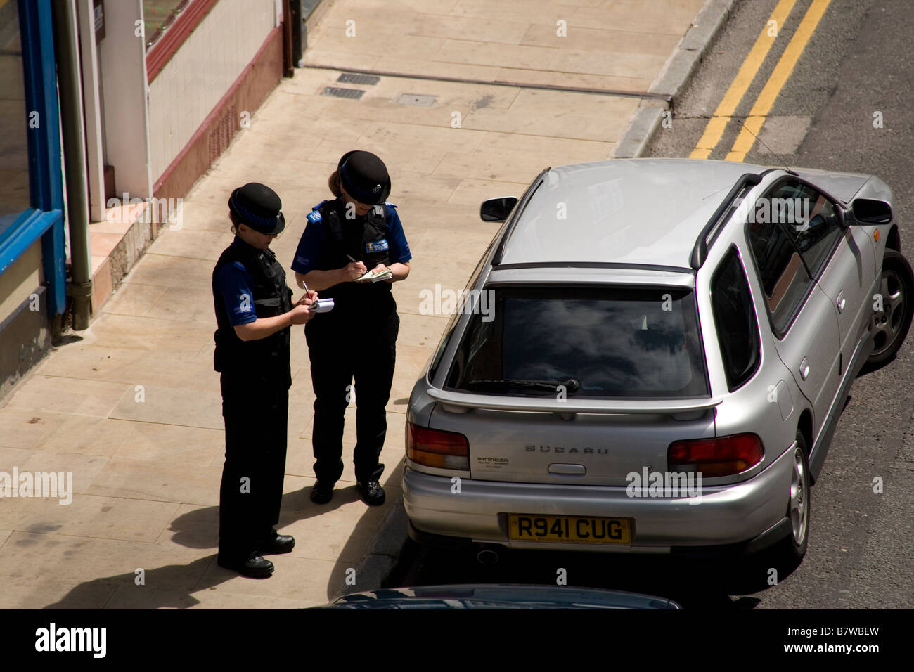 Giving car a ticket hi-res stock photography and images - Alamy
