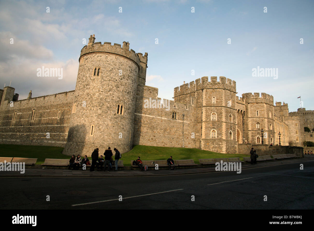 Outside windsor castle hi-res stock photography and images - Alamy