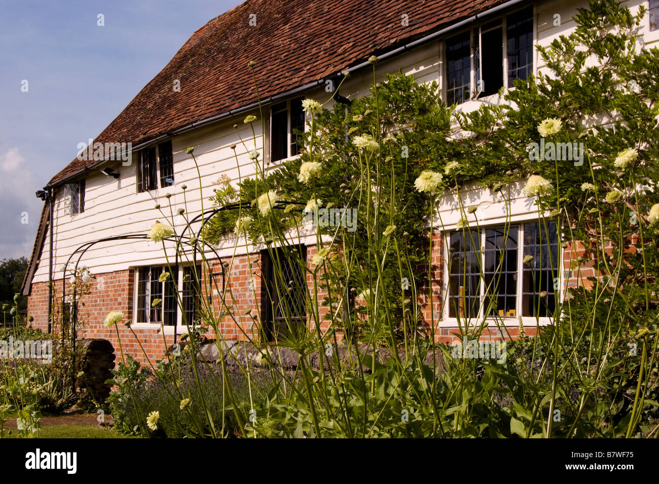Weatherboarded farmhouse cottage house hi-res stock photography and ...