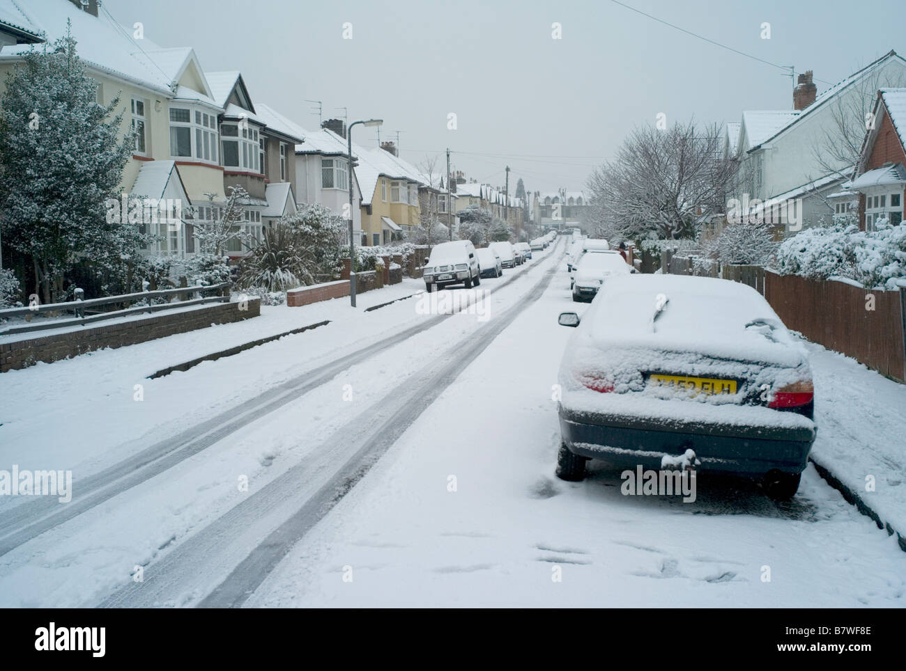 Suburban street in england uk hi-res stock photography and images - Alamy