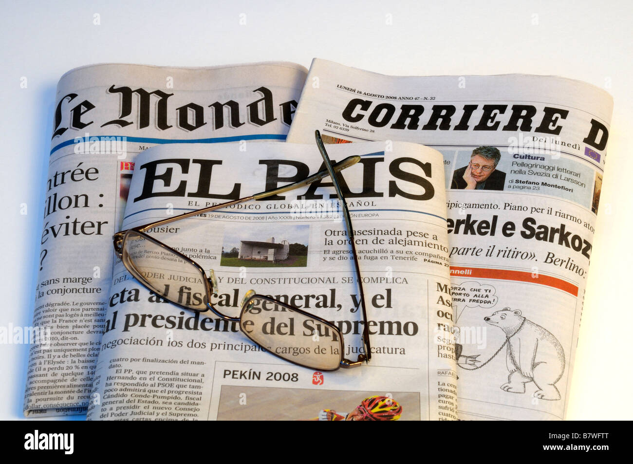 Newspaper headlines broadsheet hi-res stock photography and images - Alamy