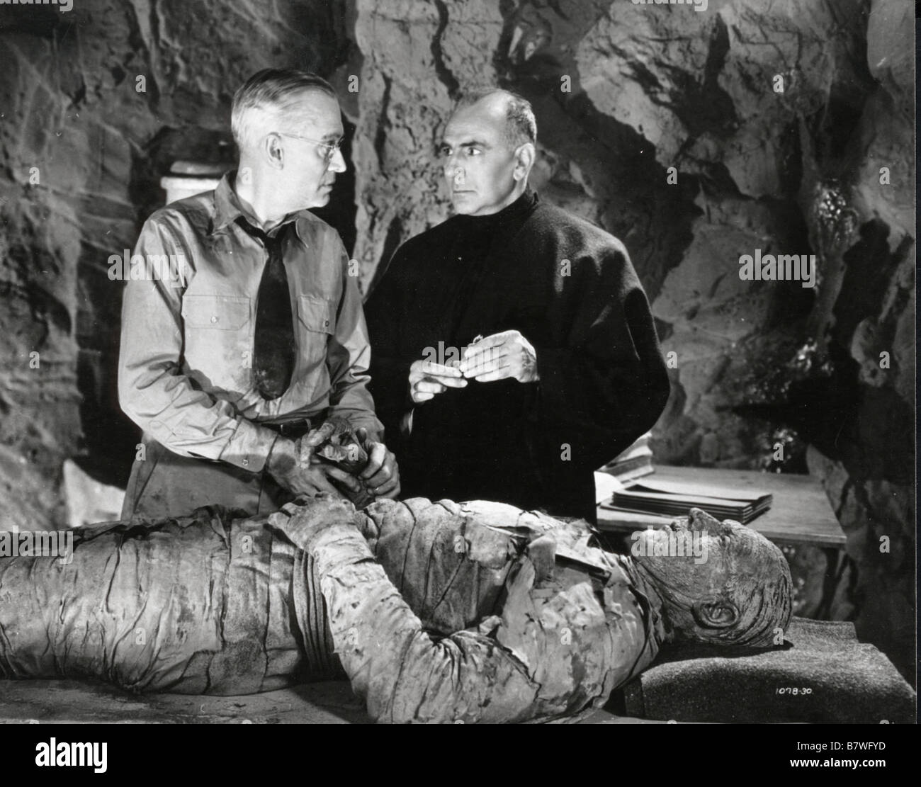 The mummys hand 1940 hi-res stock photography and images - Alamy