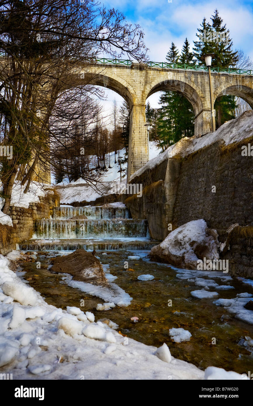 Tree arch over river hi-res stock photography and images - Alamy