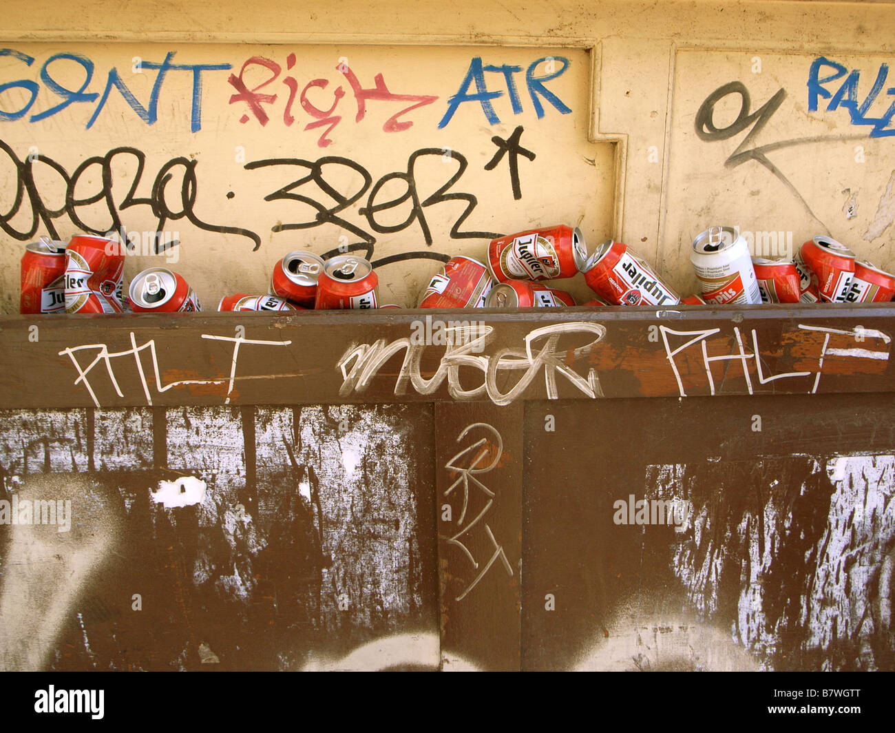 Empty beer cans littering a street Stock Photo - Alamy