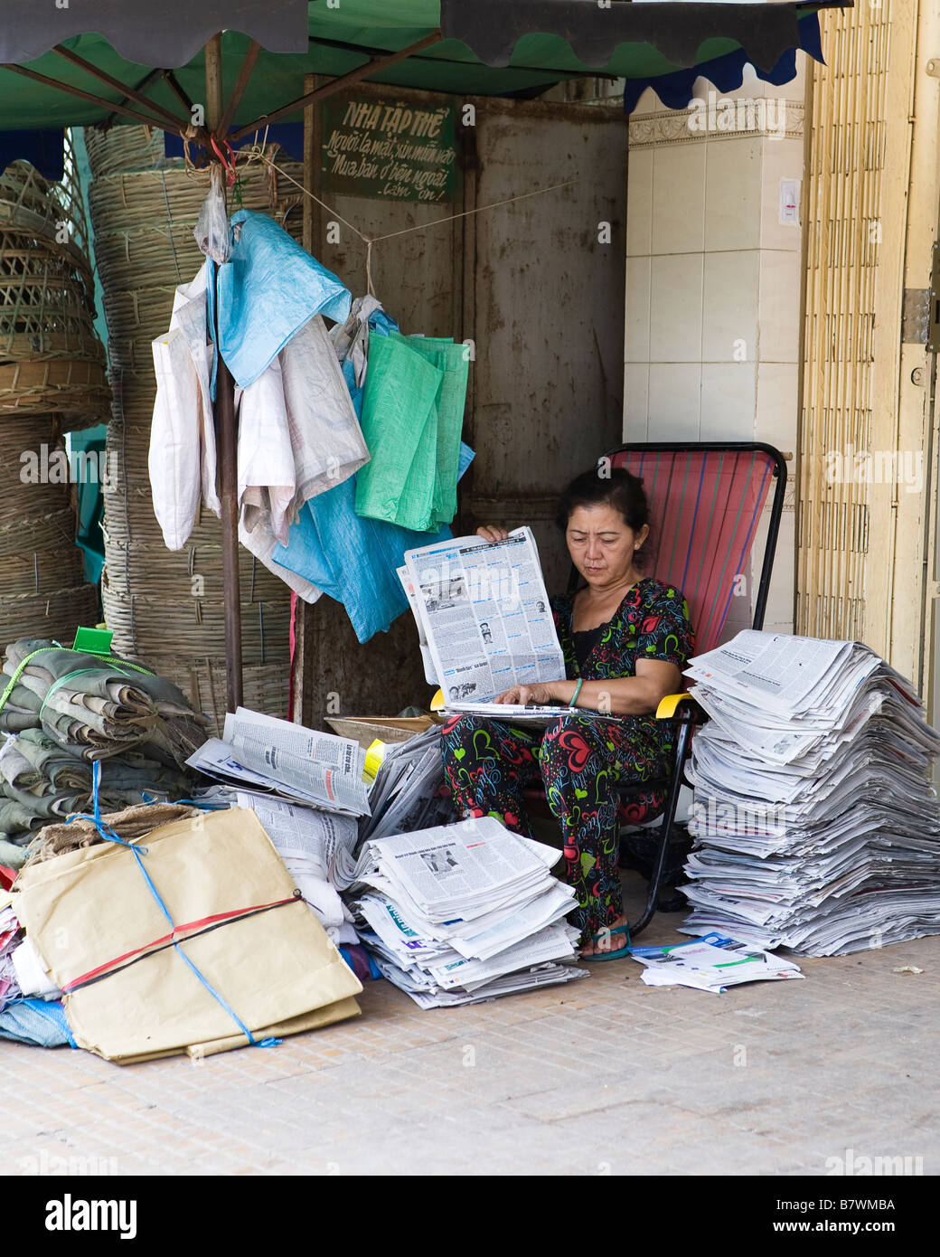 market woman with newspapers Stock Photo - Alamy