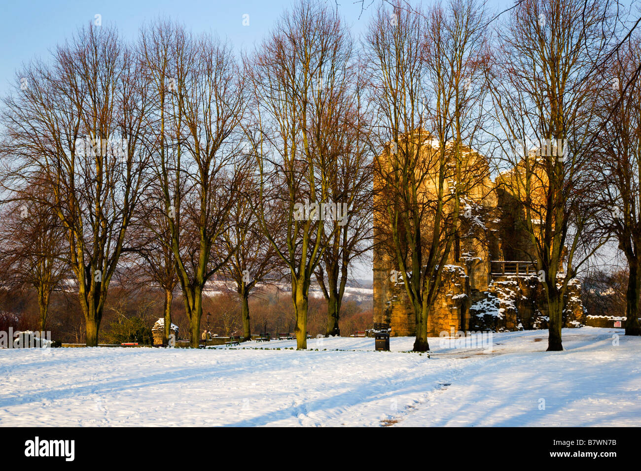 Knaresborough castle winter snow hi-res stock photography and images ...
