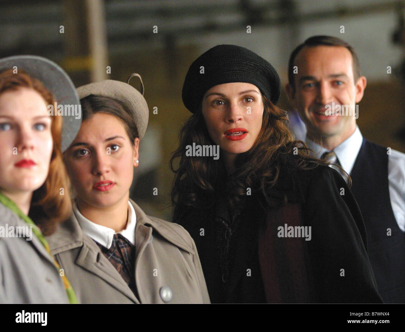 Mona Lisa Smile Year: 2003 USA Kirsten Dunst, Julia Roberts, John ...