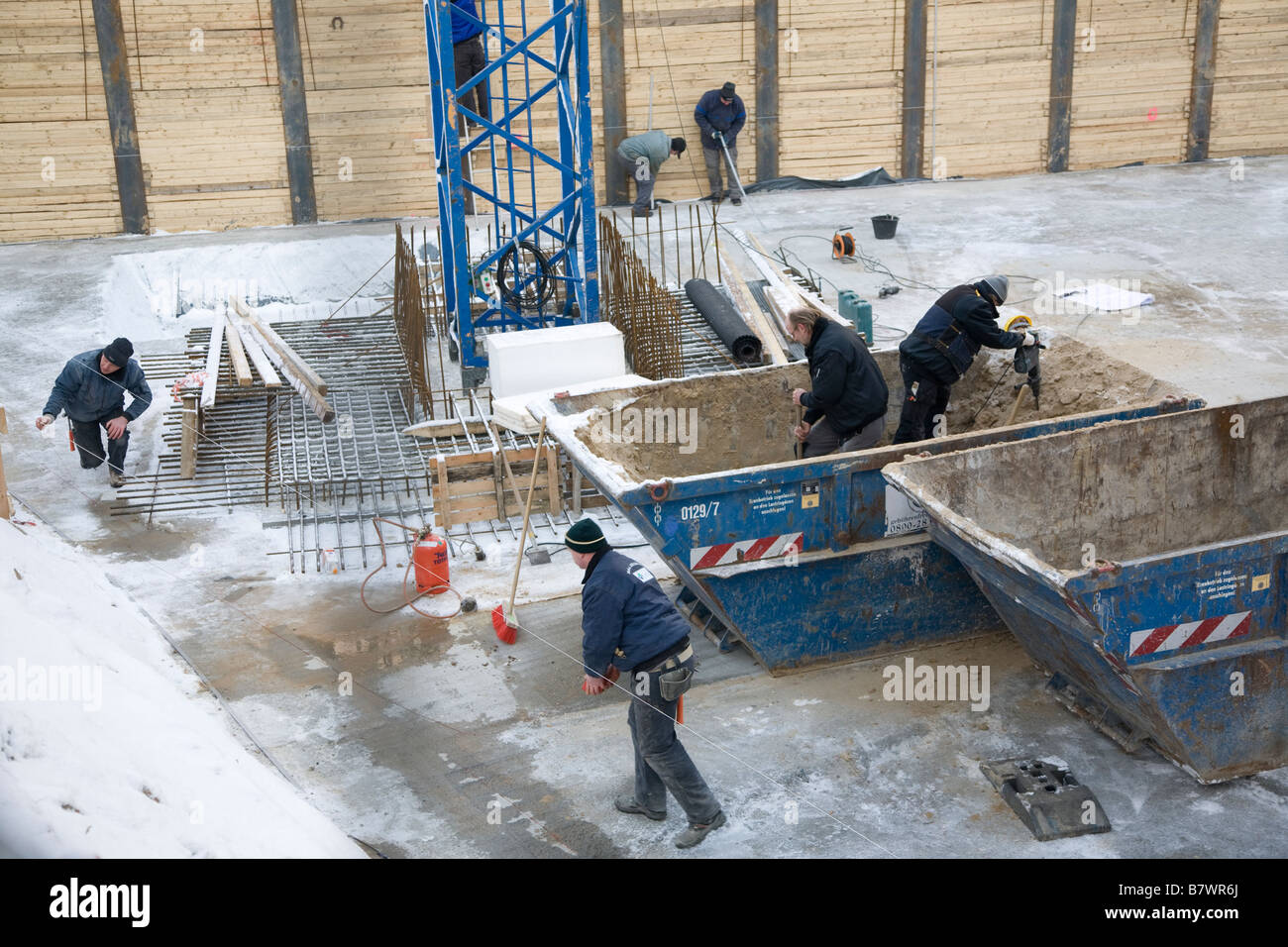 Builders working in snow Stock Photo - Alamy