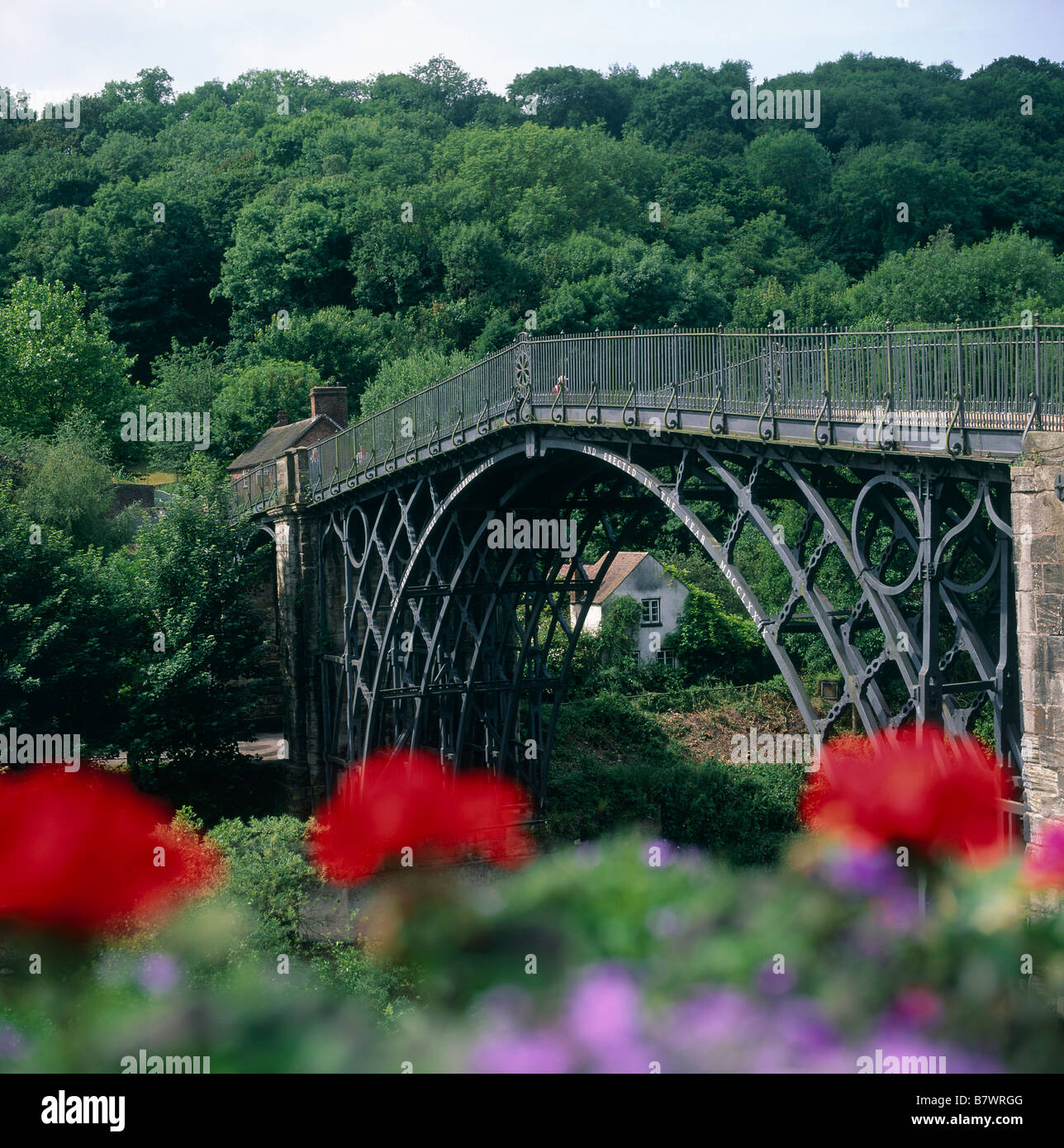 Ironbridge World's first iron bridge over River Severn 1779 Flower ...