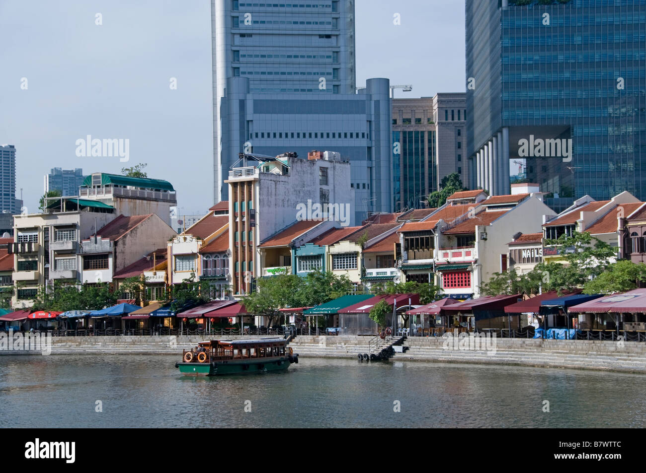 Singapore river boat quay Stock Photo - Alamy