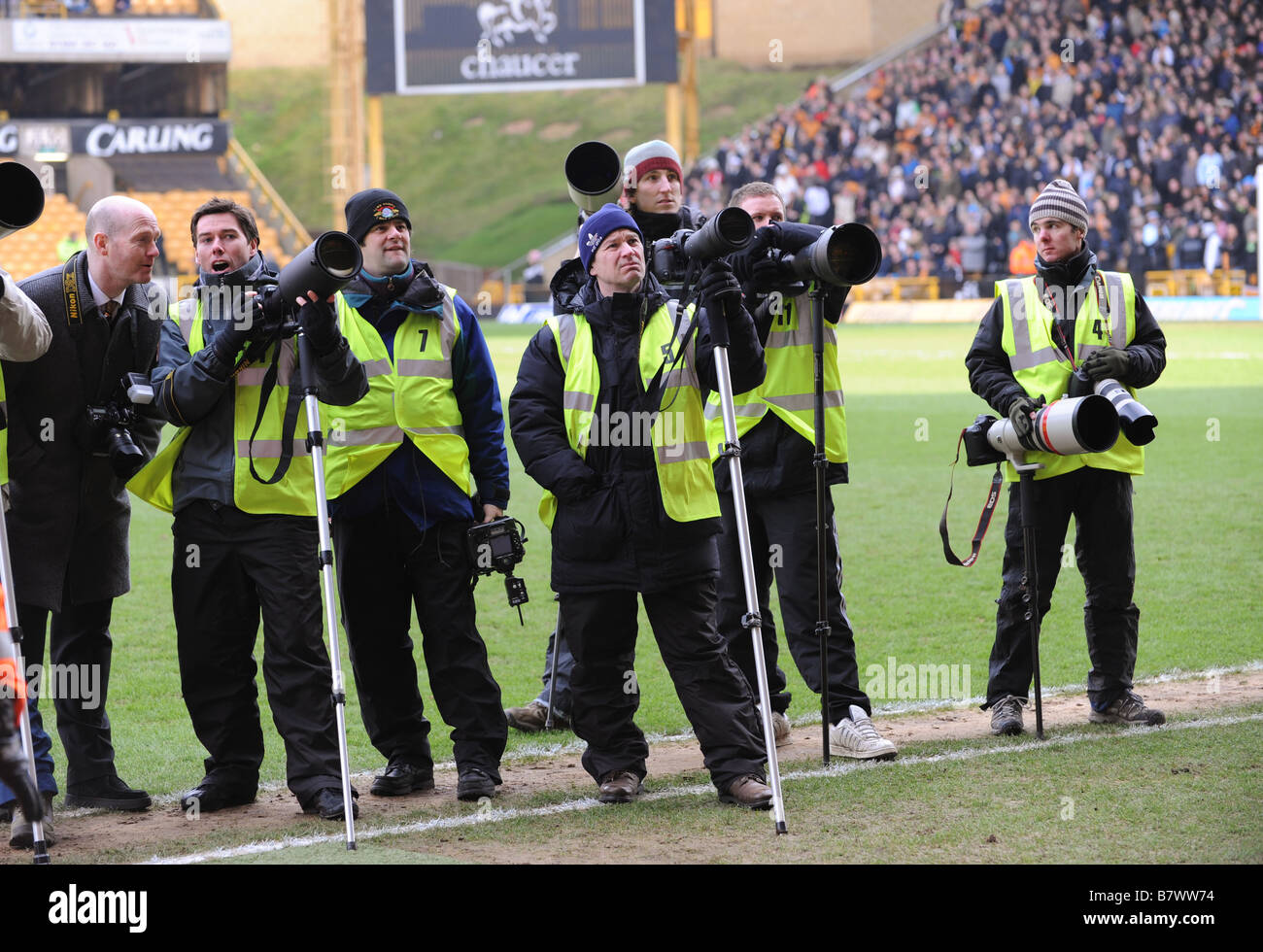 Sports photographers waiting hi-res stock photography and images - Alamy