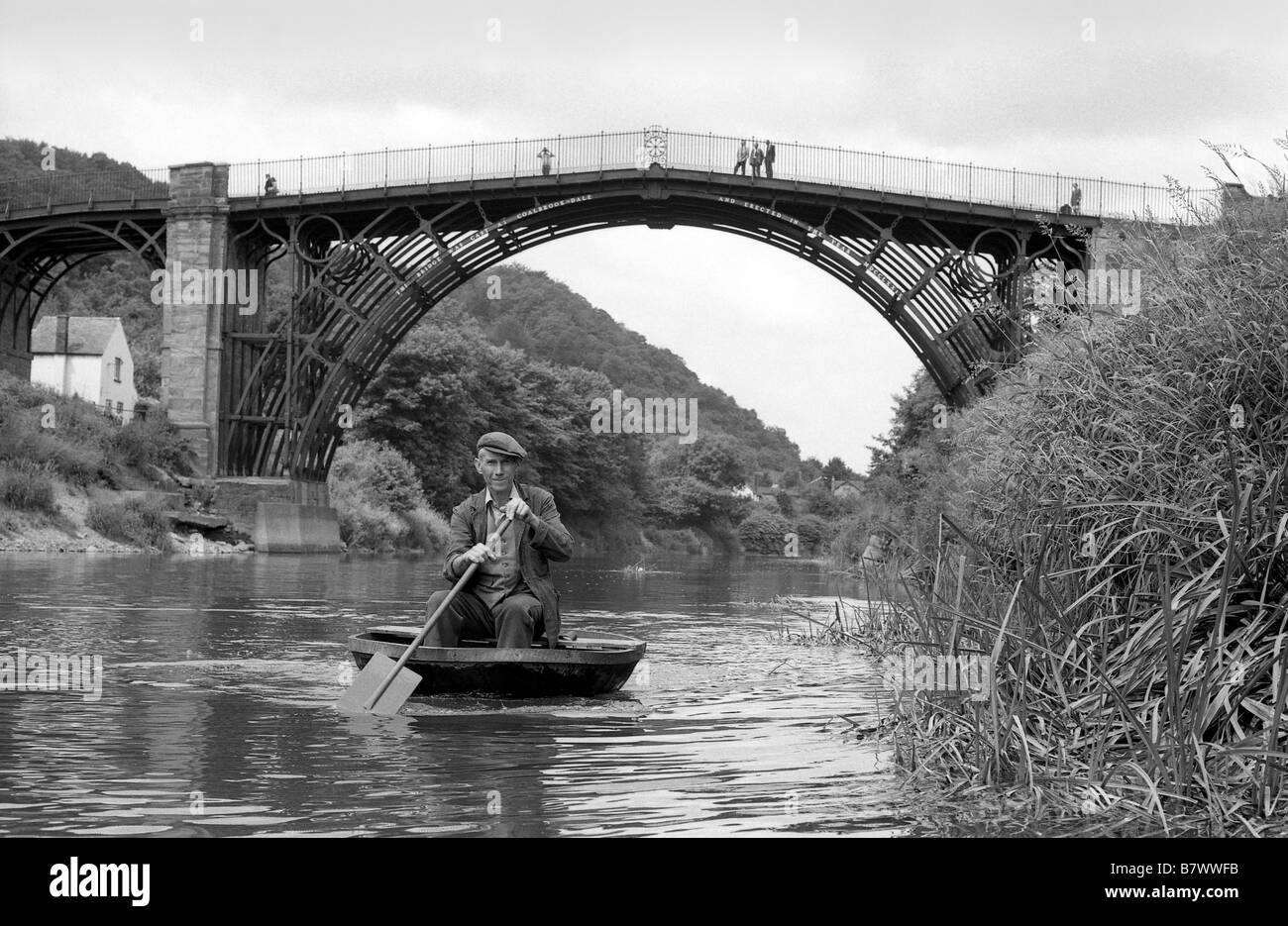 Ironbridge Coracle maker Eustace Rogers on the River Severn Shropshire ...