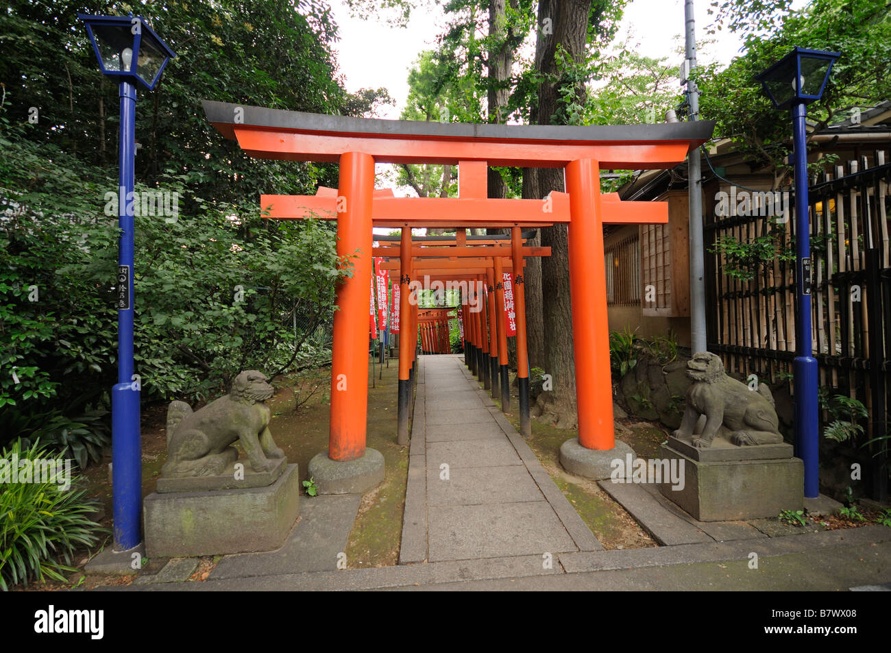 Vermillion torii shishi hi-res stock photography and images - Alamy