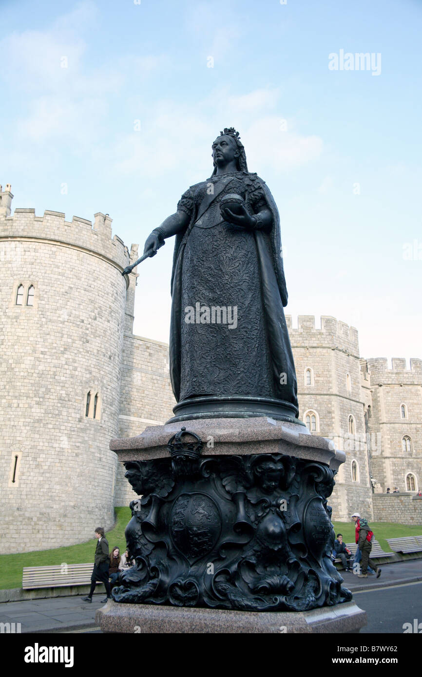 Windsor castle statue queen victoria hi-res stock photography and ...