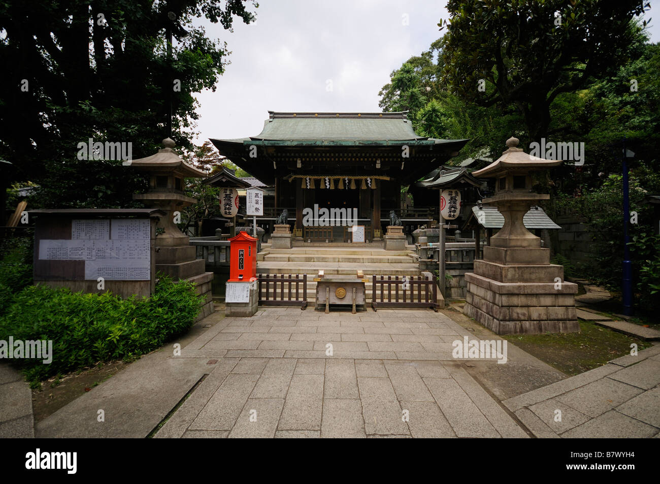 Gojo Tenjin Shinto Shrine. Ueno Park. Tokyo. Japan Stock Photo - Alamy