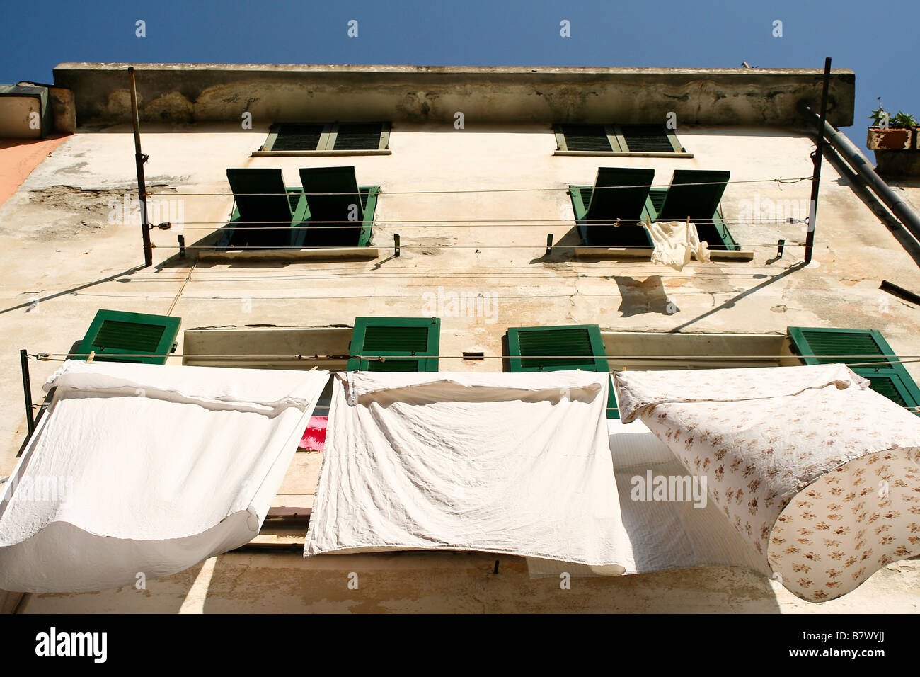 Sheets washing line shadow hi-res stock photography and images - Alamy