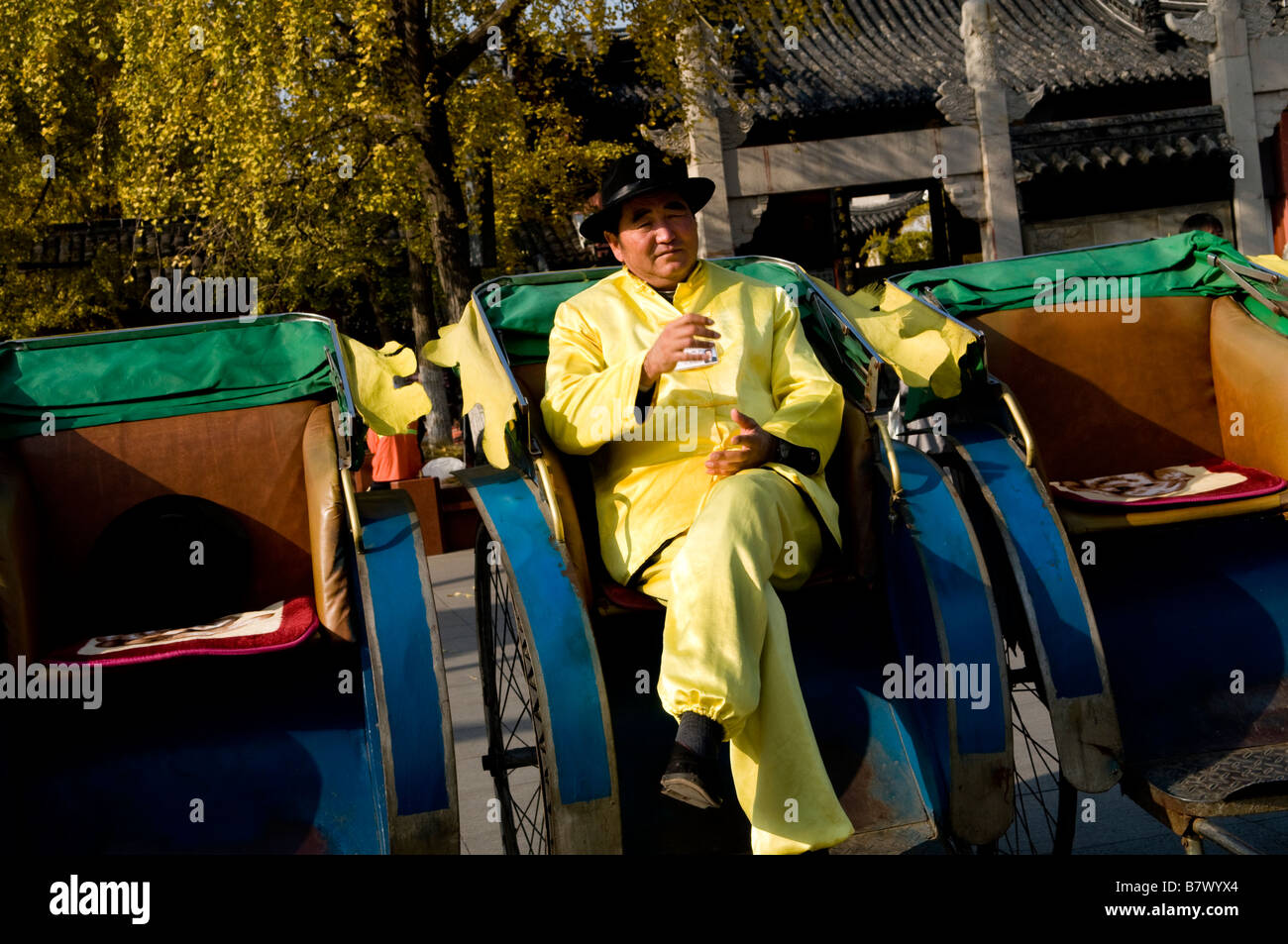 traditional rickshaw pullers near the Confucius temple ( Fuzi Miao ) in ...