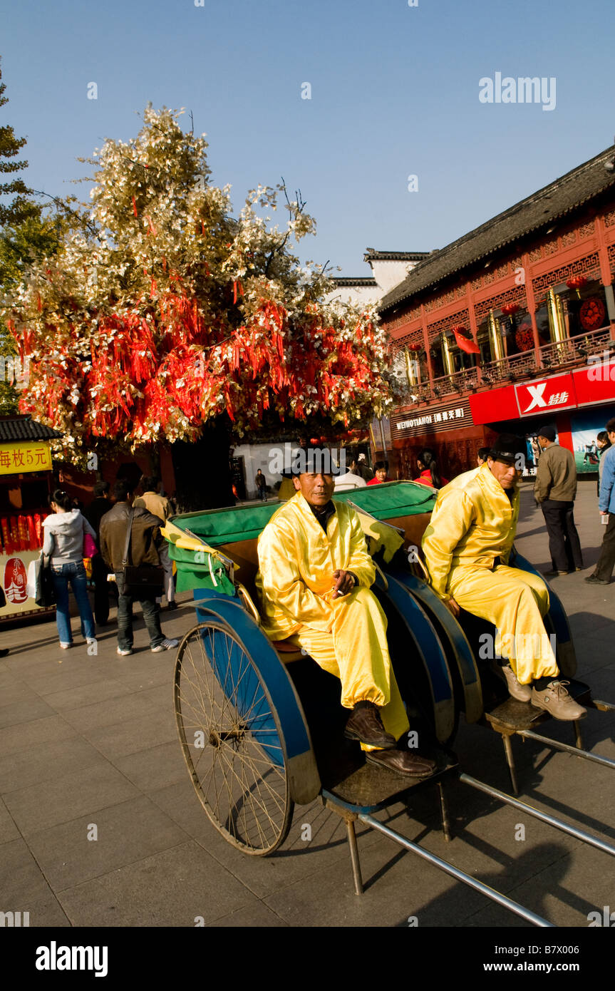 traditional rickshaw pullers near the Confucius temple ( Fuzi Miao ) in ...