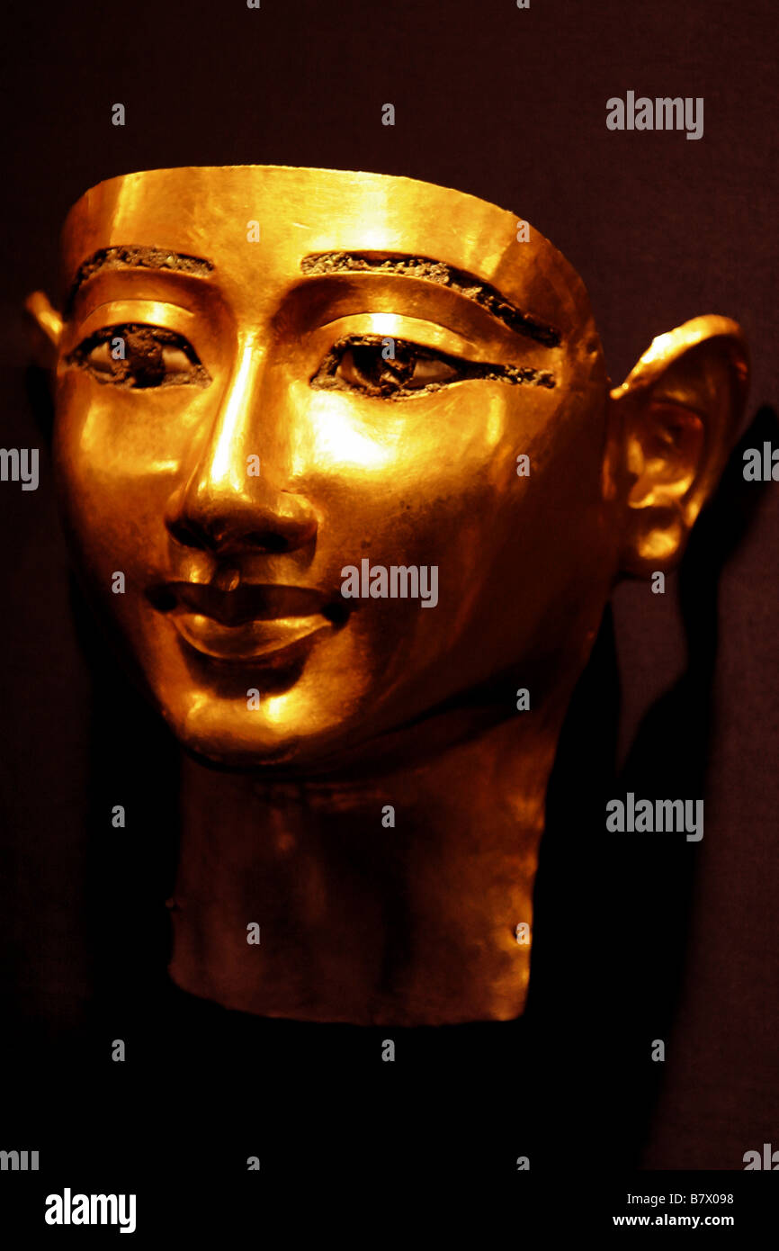 Gold mummy mask of the High Priest Wendjebauenjed Stock Photo - Alamy