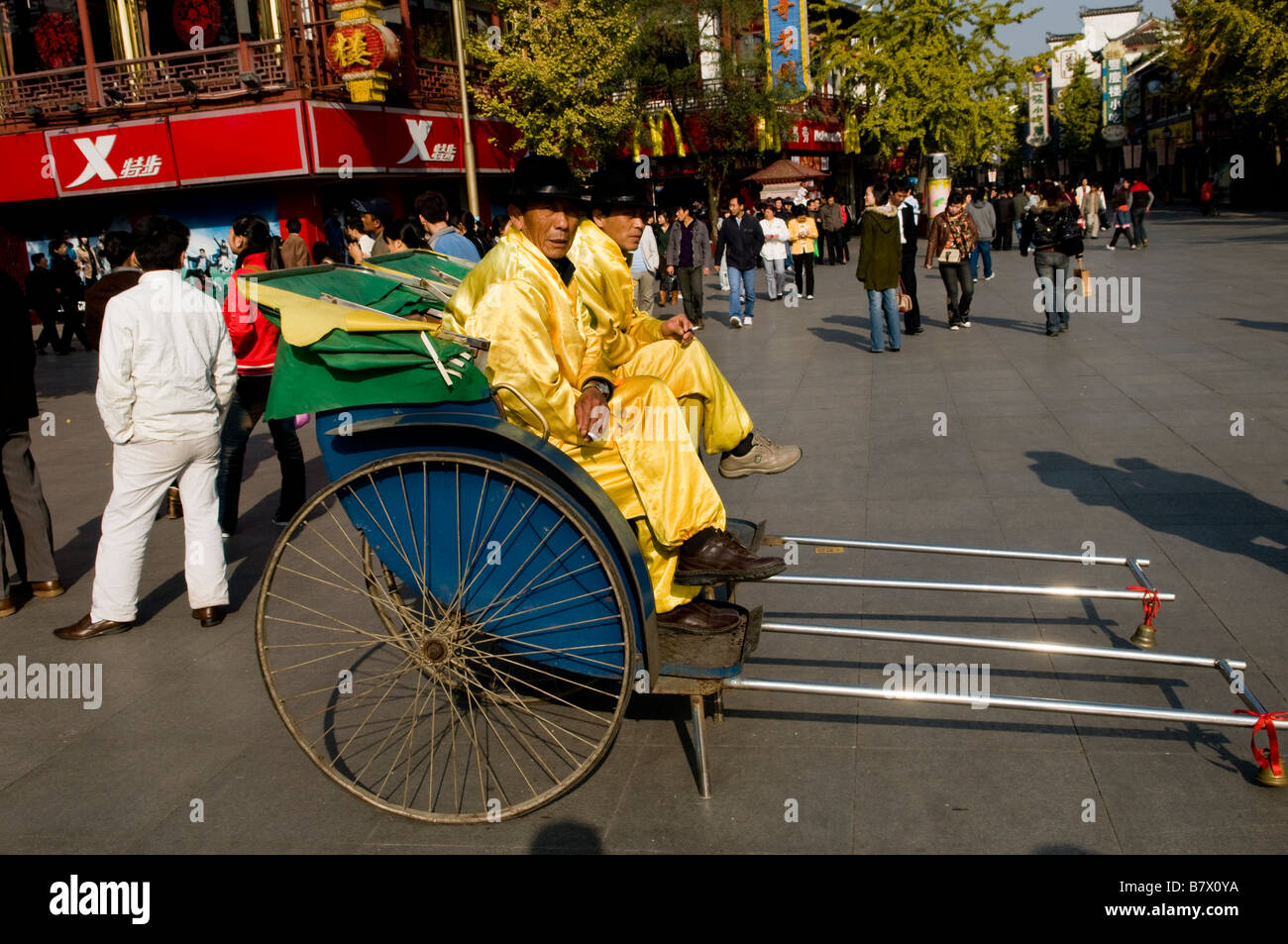 traditional rickshaw pullers near the Confucius temple ( Fuzi Miao ) in ...