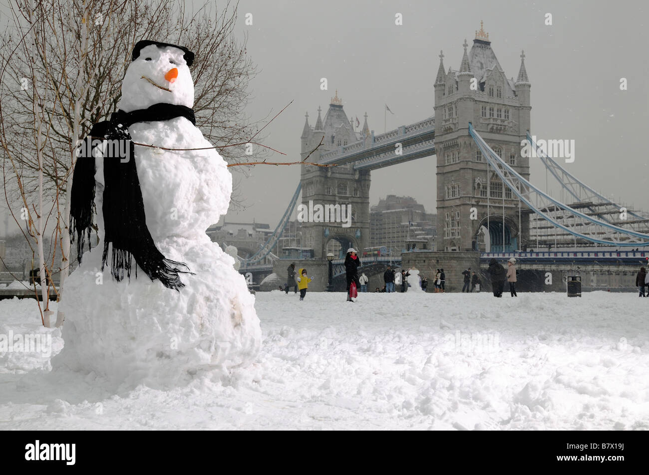 Heavy snowfall covers London - A snowman tourist visited Tower Bridge ...