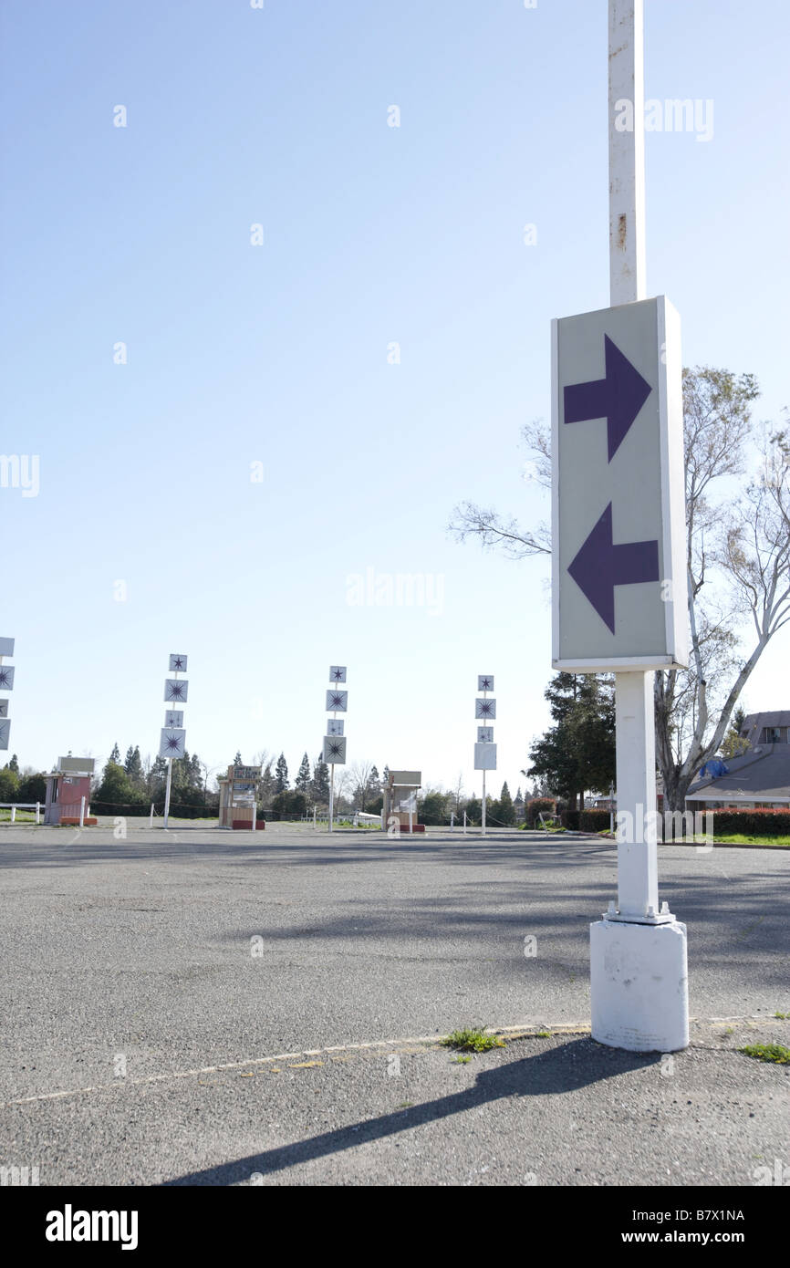 Map arrow sign hi-res stock photography and images - Alamy