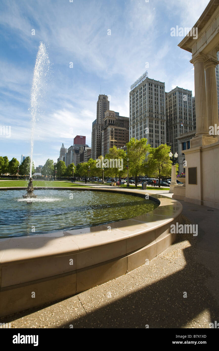 ILLINOIS Chicago Wrigley Square and Millennium Monument in Millennium ...