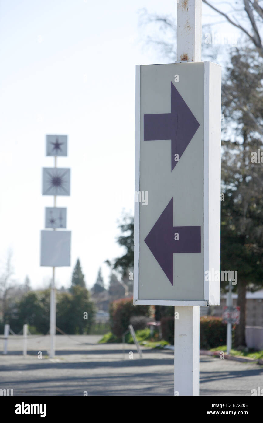 Map arrow sign hi-res stock photography and images - Alamy