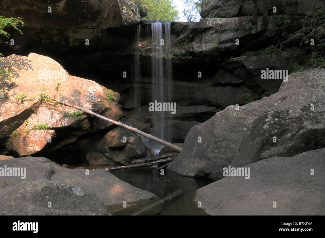 Eagle Falls waterfall at Cumberland Falls State Park Kentucky undercut ...