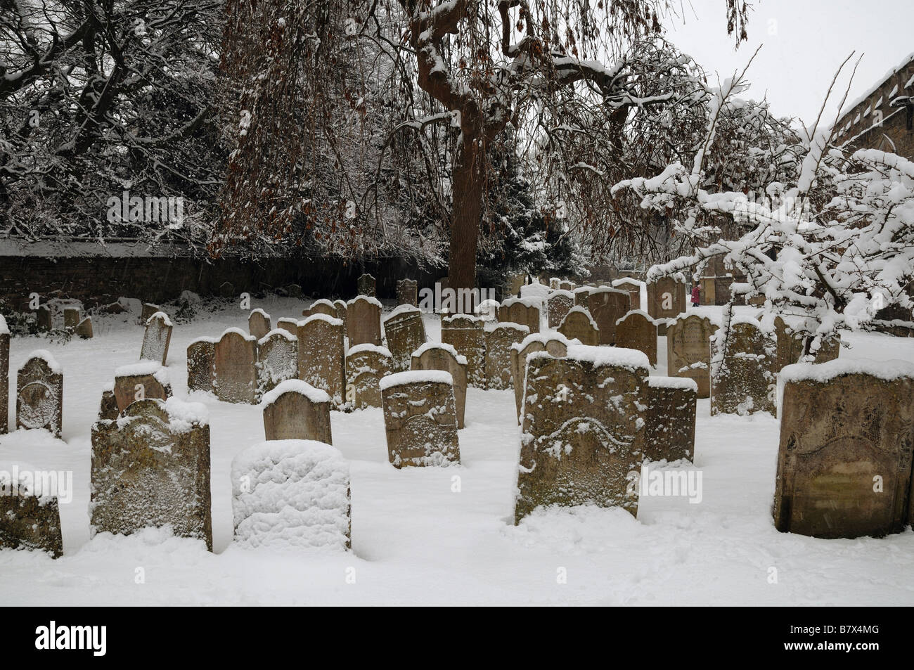 Graveyard snow graves hi-res stock photography and images - Alamy
