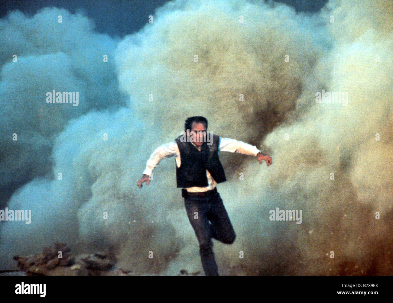 Volcano Year: 1997 Director: Mick Jackson Tommy Lee Jones Stock Photo ...