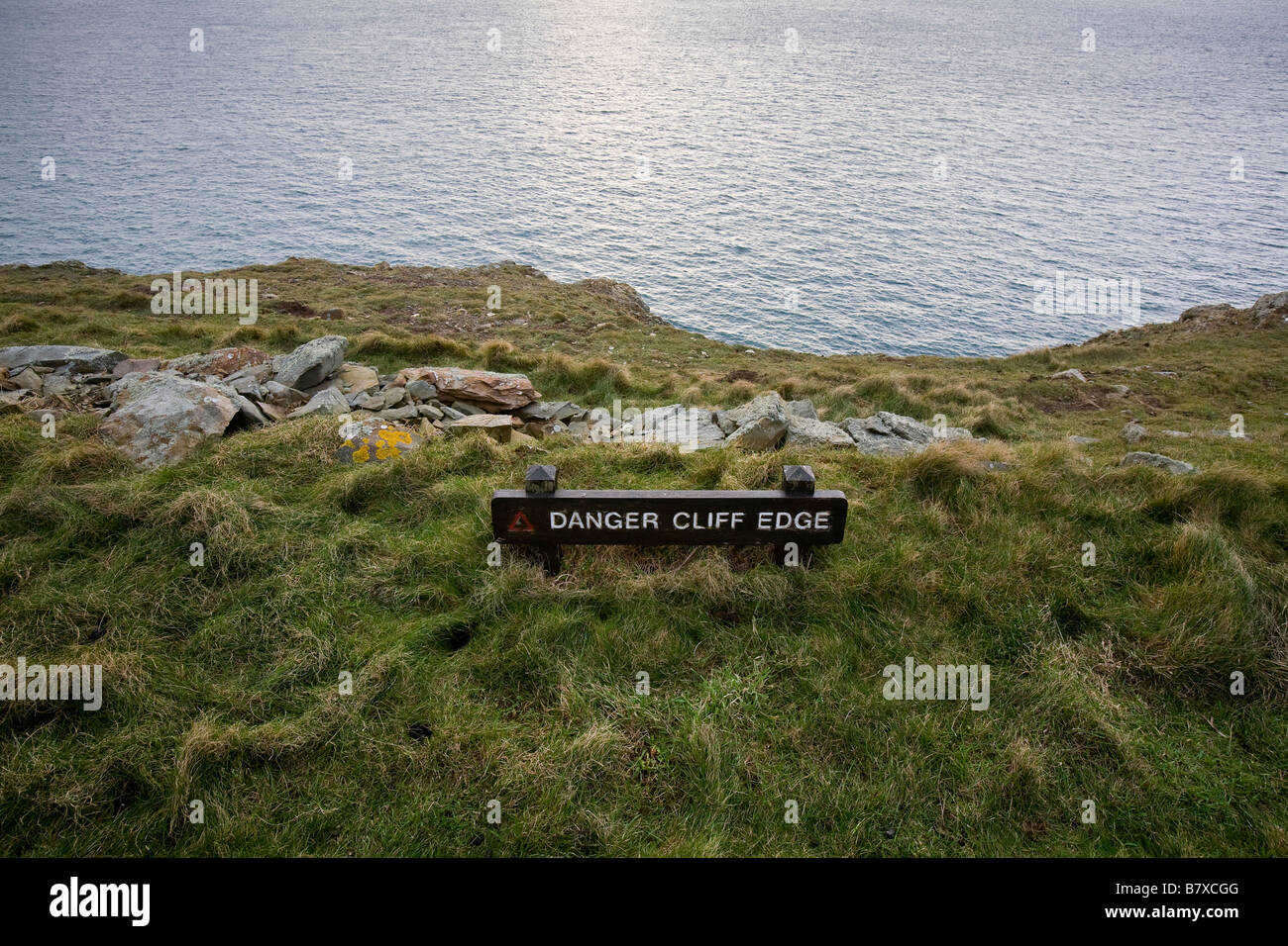 Dangerous cliff warning sign hi-res stock photography and images - Alamy