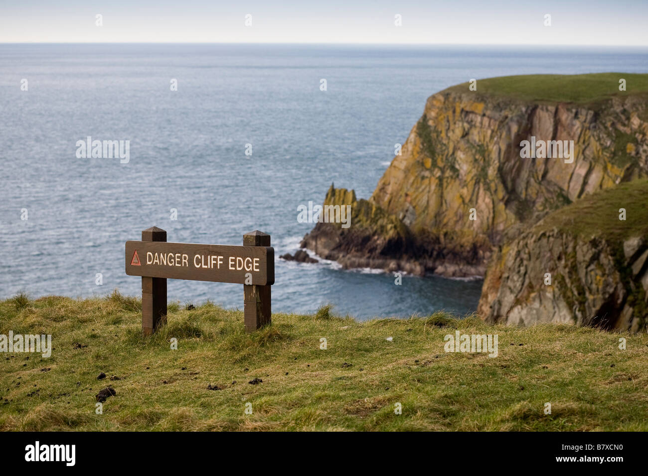 Dangerous cliff warning sign hi-res stock photography and images - Alamy