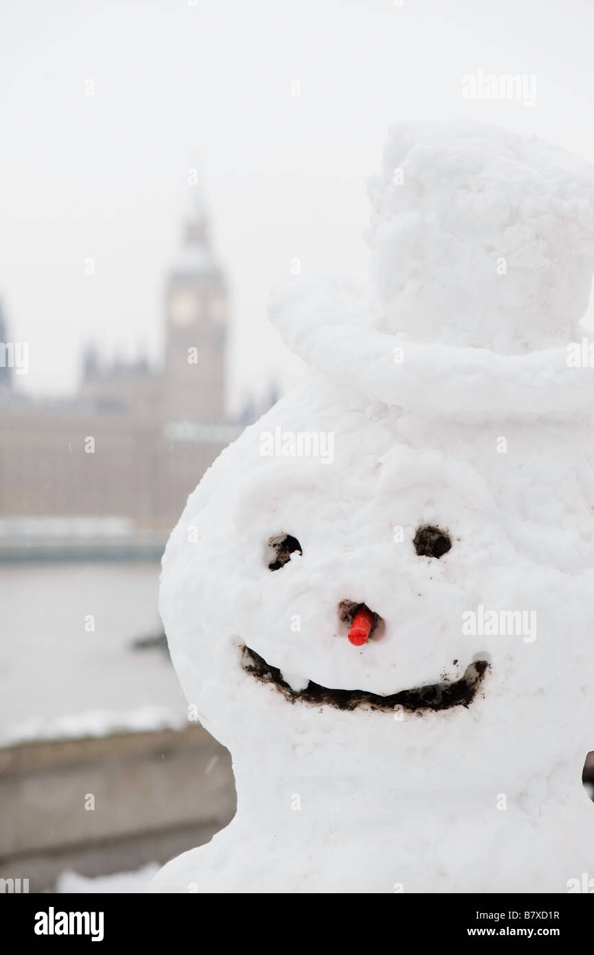 London embankment snow hi-res stock photography and images - Alamy