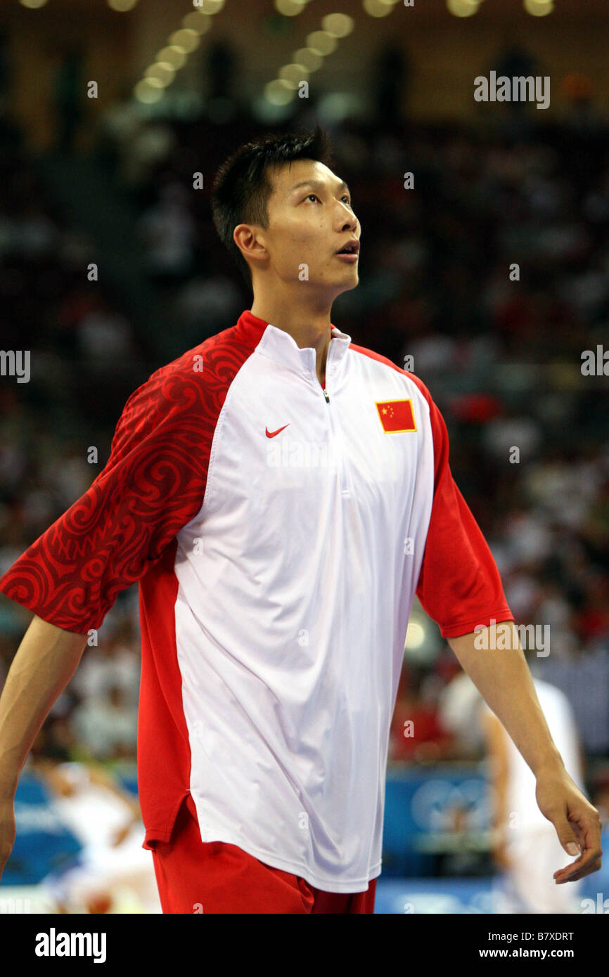Basketball player yi jianlian china hi-res stock photography and images ...