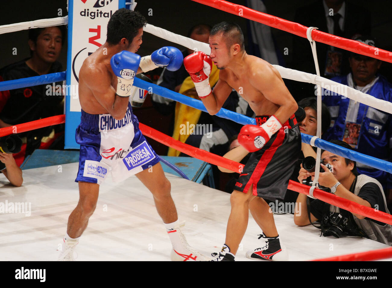 L to R Roman Gonzalez Yutaka Niida SEPTEMBER 15 2008 Boxing World ...