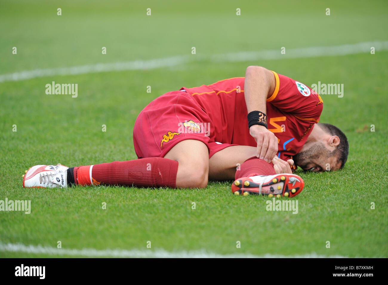 Italian soccer player simone perrotta hi-res stock photography and ...