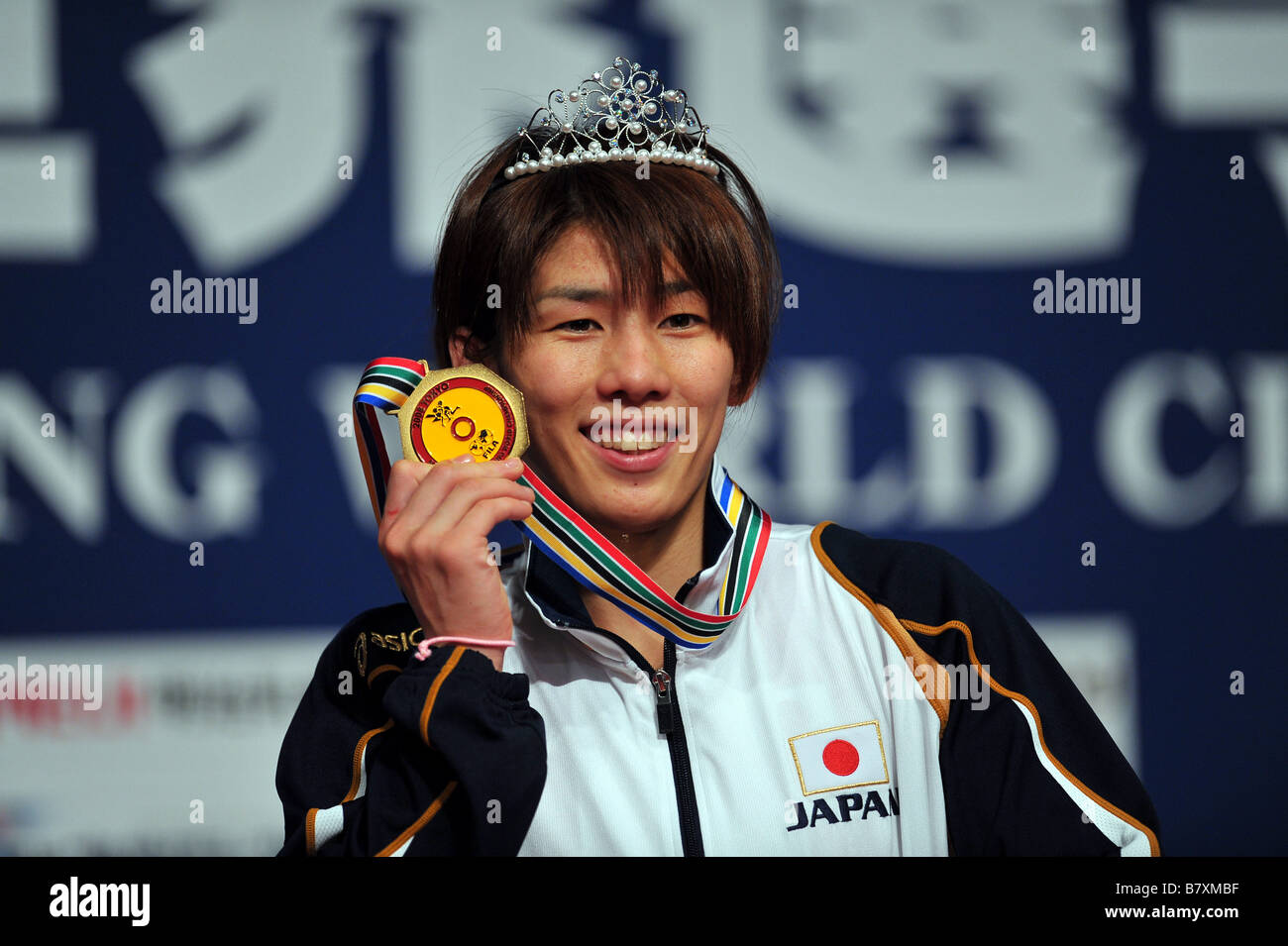 Women wrestling hi-res stock photography and images - Alamy