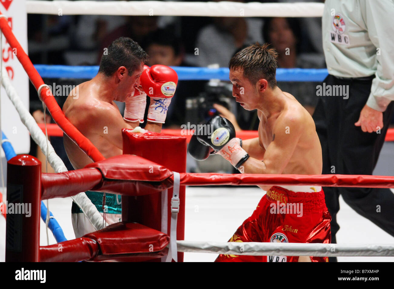 L to R Oscar Larios Takahiro Aoh OCTOBER 16 2008 Boxing World Boxing ...