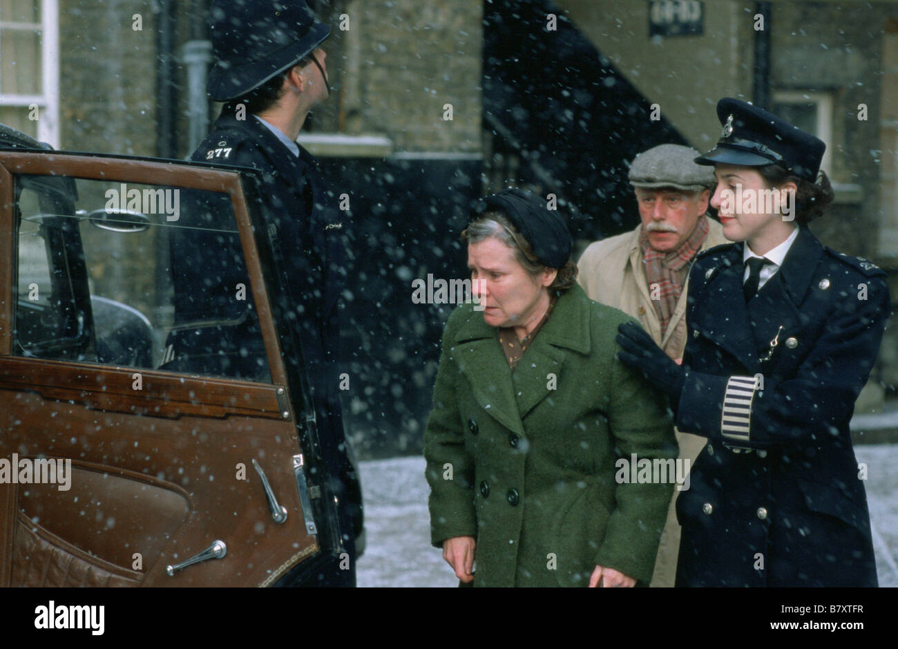 Vera Drake Vera Drake Year: 2004 - UK Imelda Staunton, Philip Davis ...