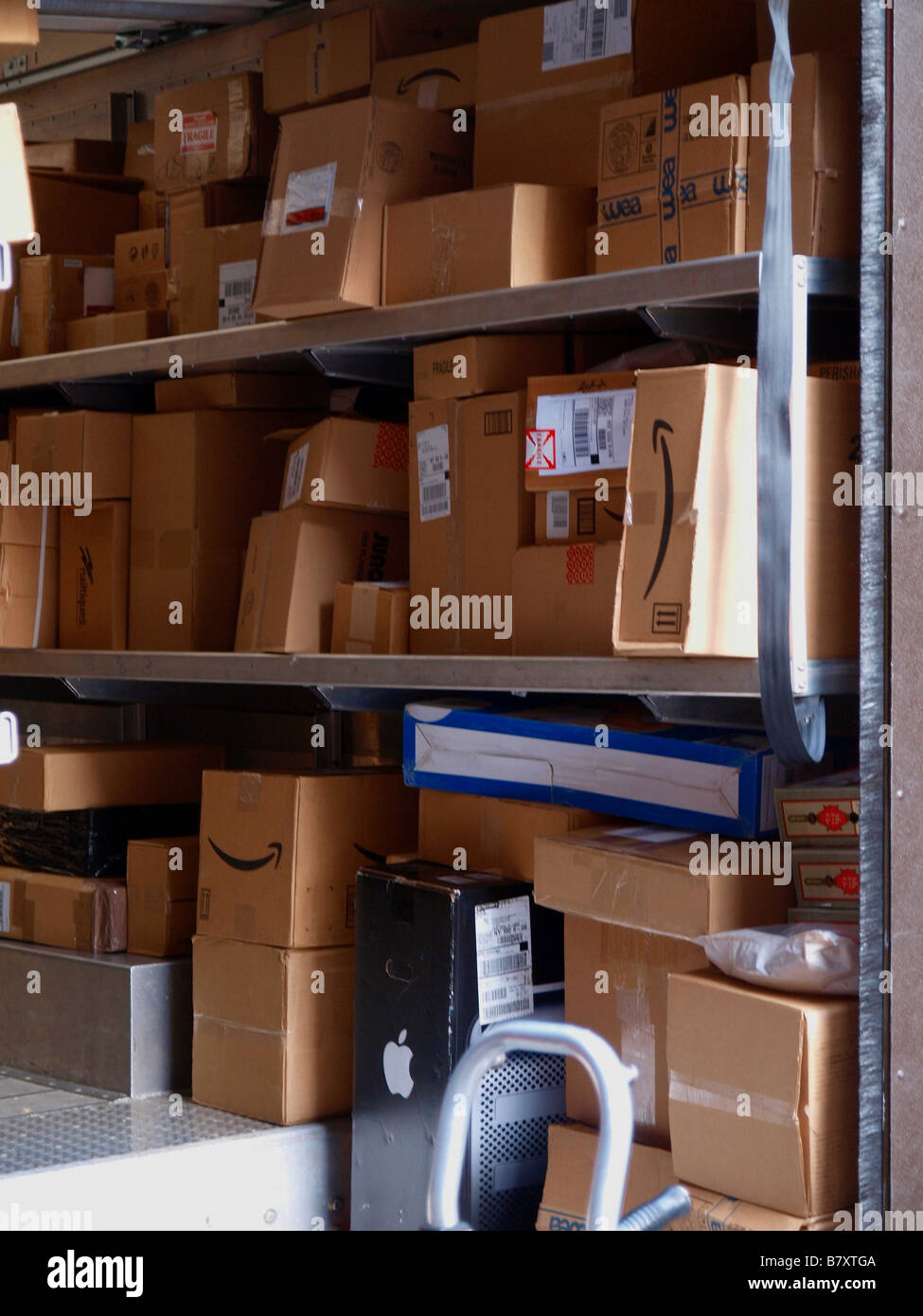 Fedex truck shelves hi-res stock photography and images - Alamy