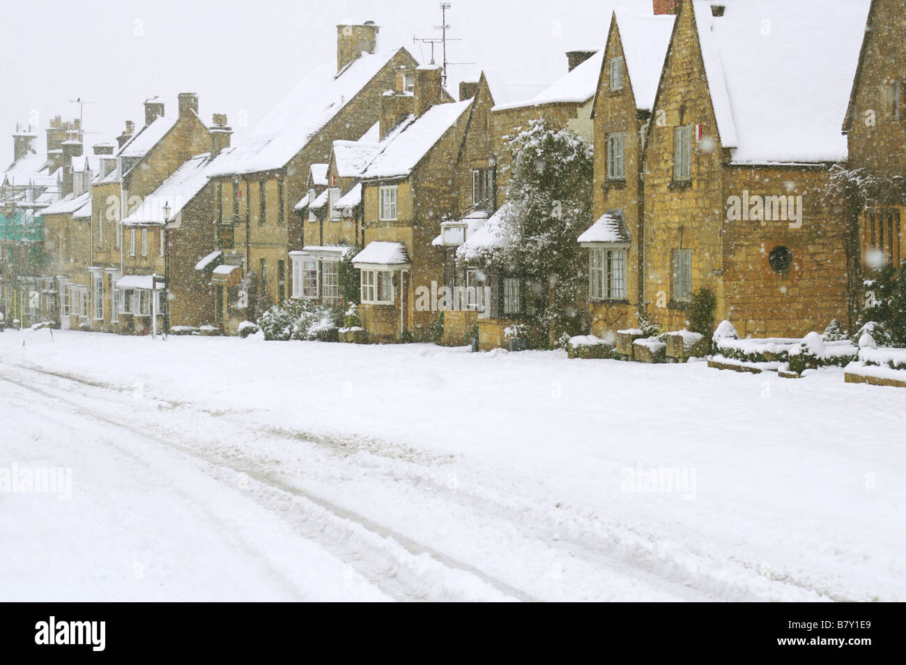 Snowing snowstorm hi-res stock photography and images - Alamy
