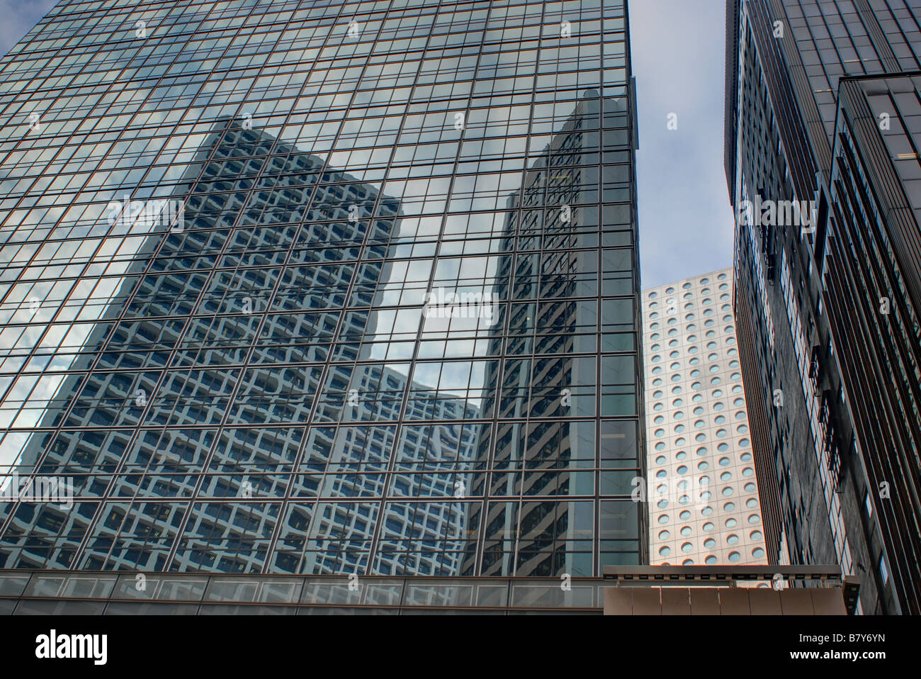 Gray reflective buildings hi-res stock photography and images - Alamy