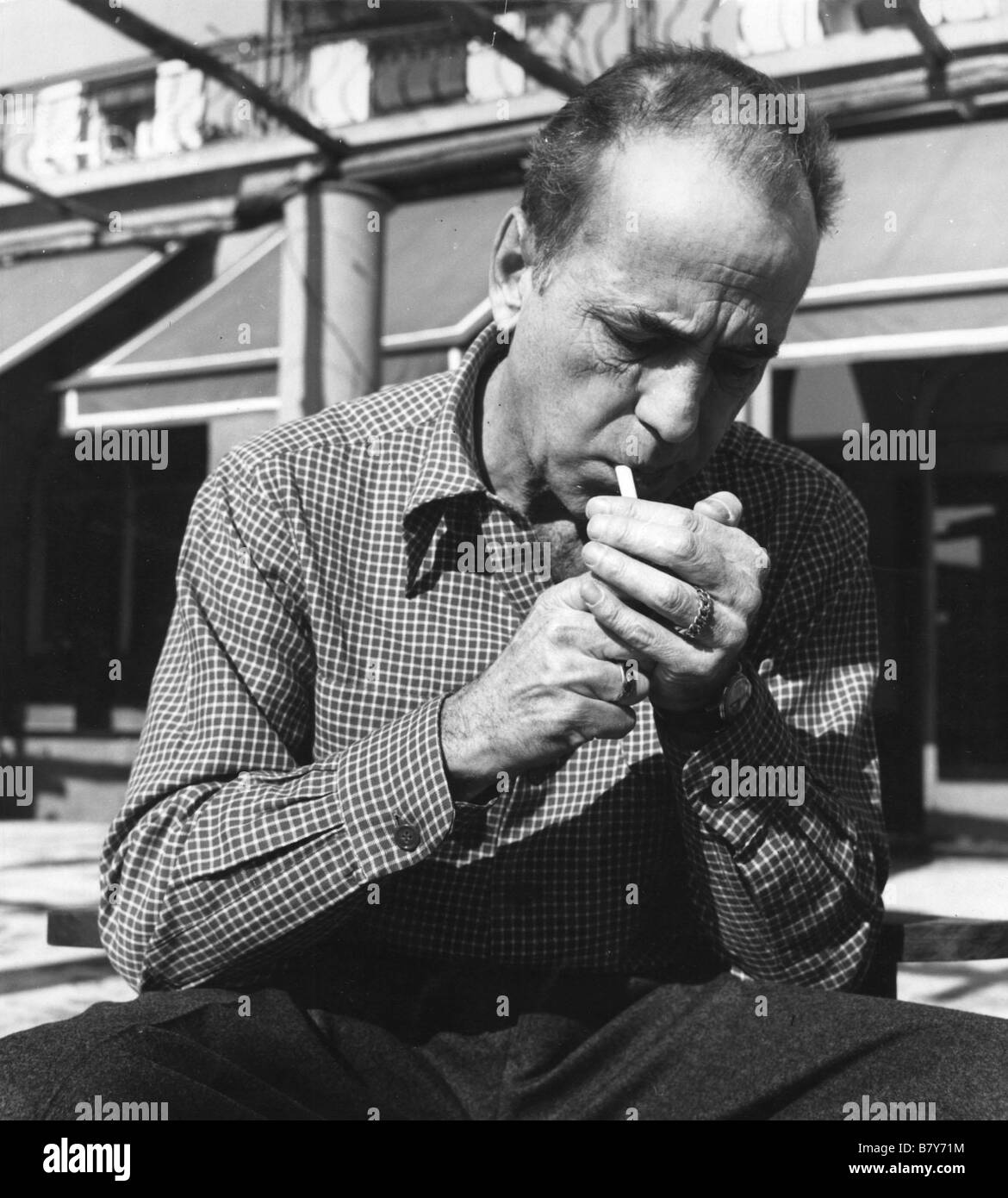 Humphrey bogart smoking cigarette Black and White Stock Photos & Images ...