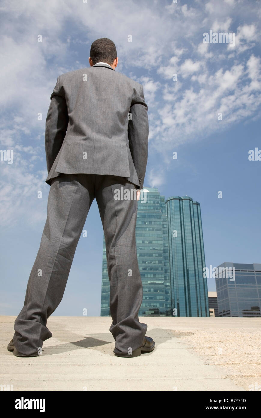 People standing outside a building hi-res stock photography and images ...