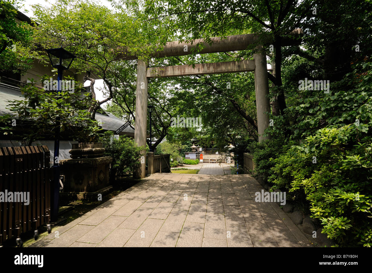 Stone torii gojo tenjin shinto shrine tokyo hi-res stock photography ...
