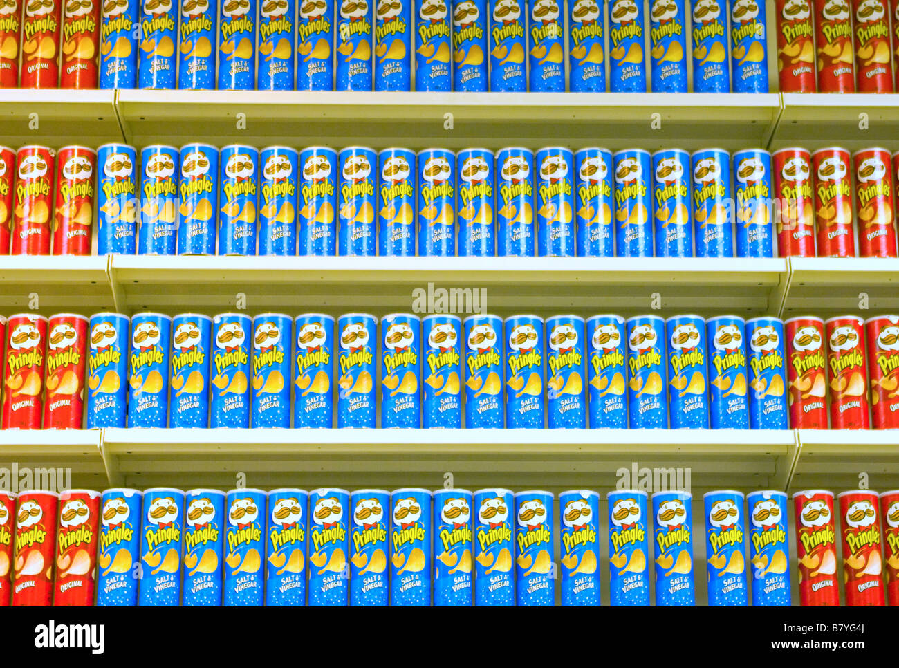 Pringles supermarket display parallel row rows Stock Photo - Alamy